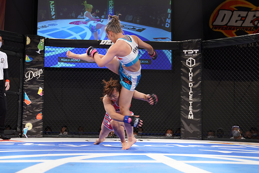 Tomo Maesawa taps Hikaru Aono at Deep-Jewels 30 | Asian MMA