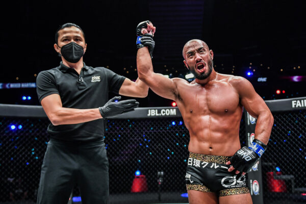 Hiroyuki Tetsuka finishes Agilan Thani in three round slugfest | Asian MMA