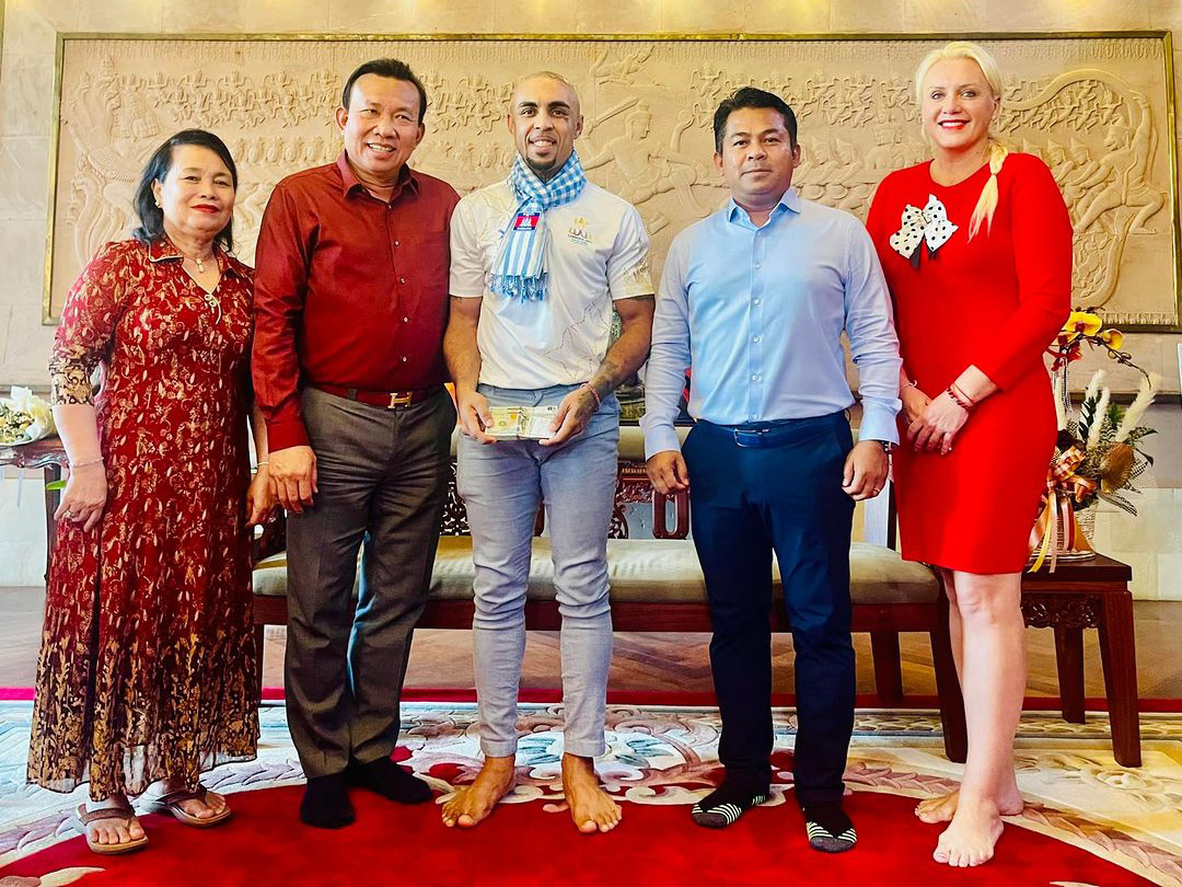 Thiago Teixeira gets $20,000 from Cambodian prime minister! | Asian MMA